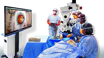 Ophthalmic surgeon performs first 3D complex cataract surgery in Canada ...