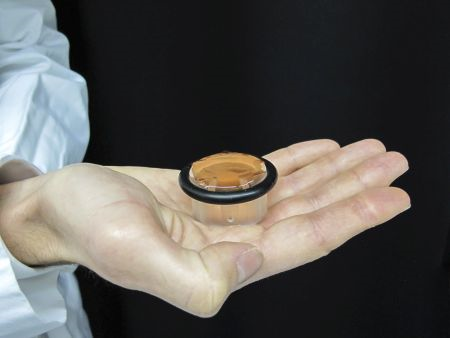 Optofluidic sensor irradiated with light measures blood sugar ...