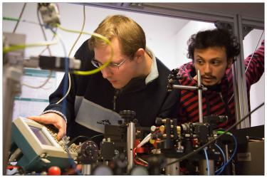 Optical-electrical-mechanical laser setup sensitively detects radio ...