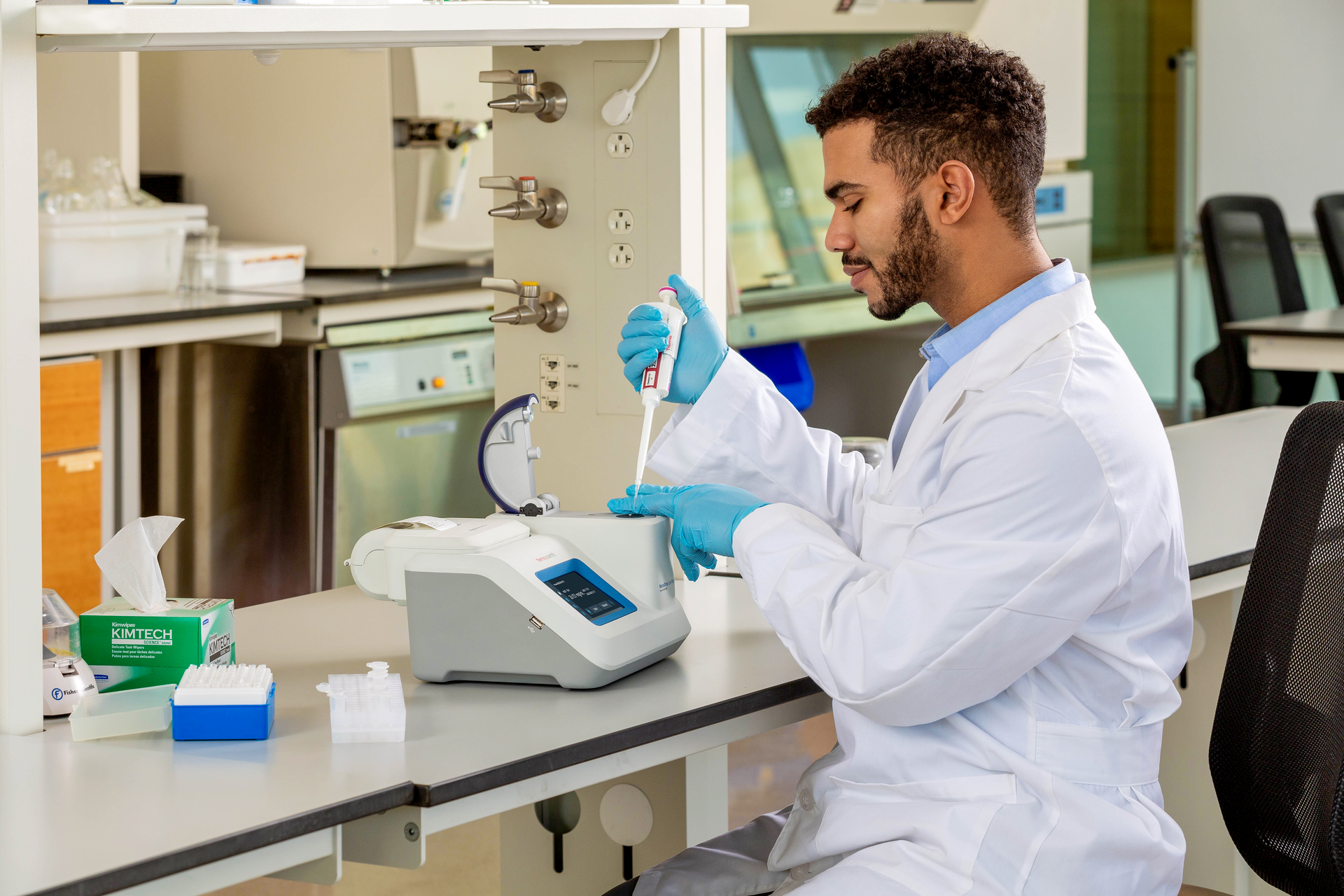 Spectrophotometer features sample-retention technology | Laser Focus World