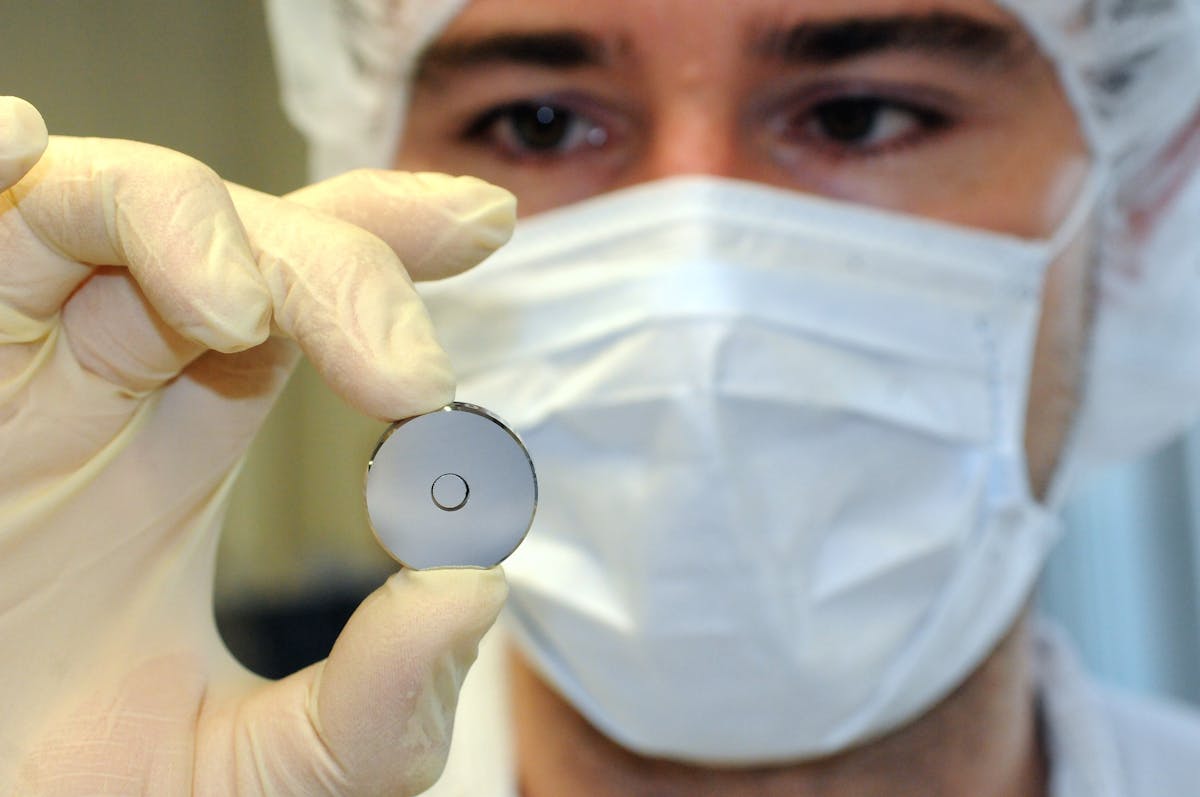 Attosecond extreme ultraviolet lasers demand high-precision multilayer ...