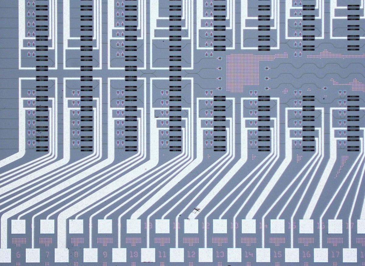 Photonic neural network chip makes calculations a breeze | Laser Focus ...