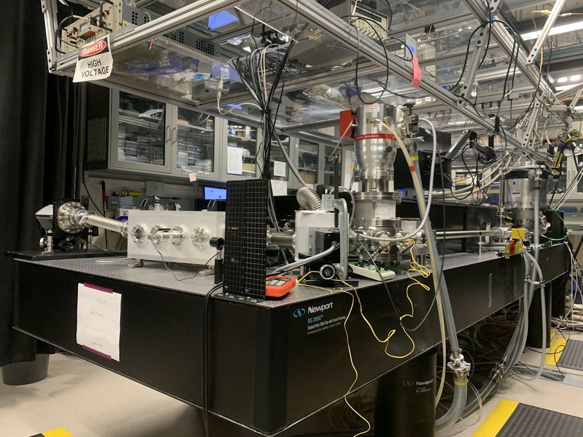 High-harmonic generation light probe reveals spin dynamics within a ...